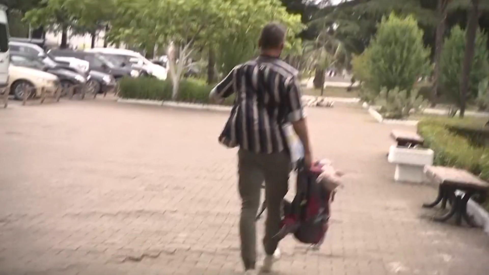 Durván kiakadt Rozs Geri, káromkodva csörtetett el a kamerák elől... Durván kiakadt Rozs Geri, káromkodva csörtetett el a kamerák elől...